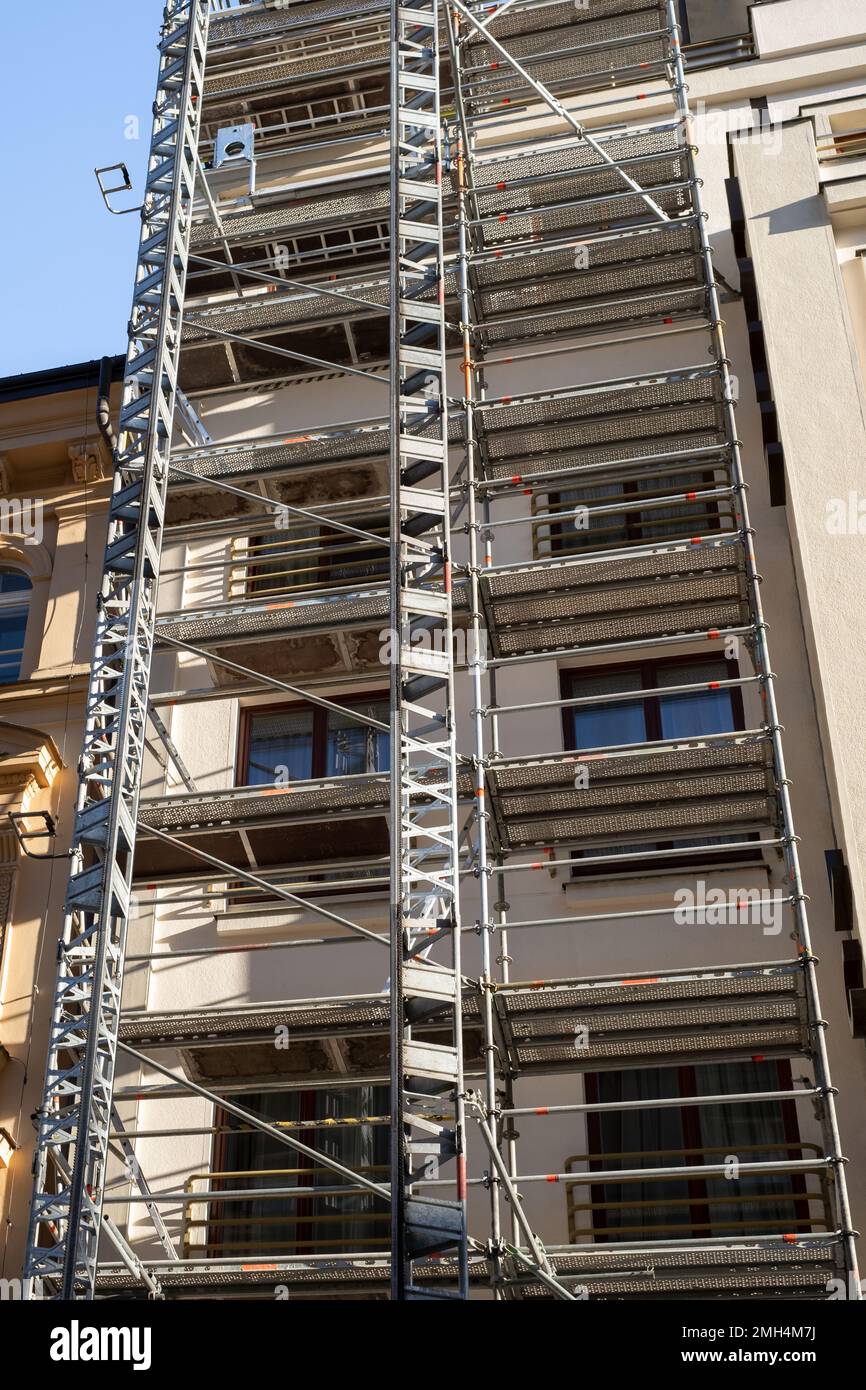 Temporary works for construction, freight elevator attached to the ...