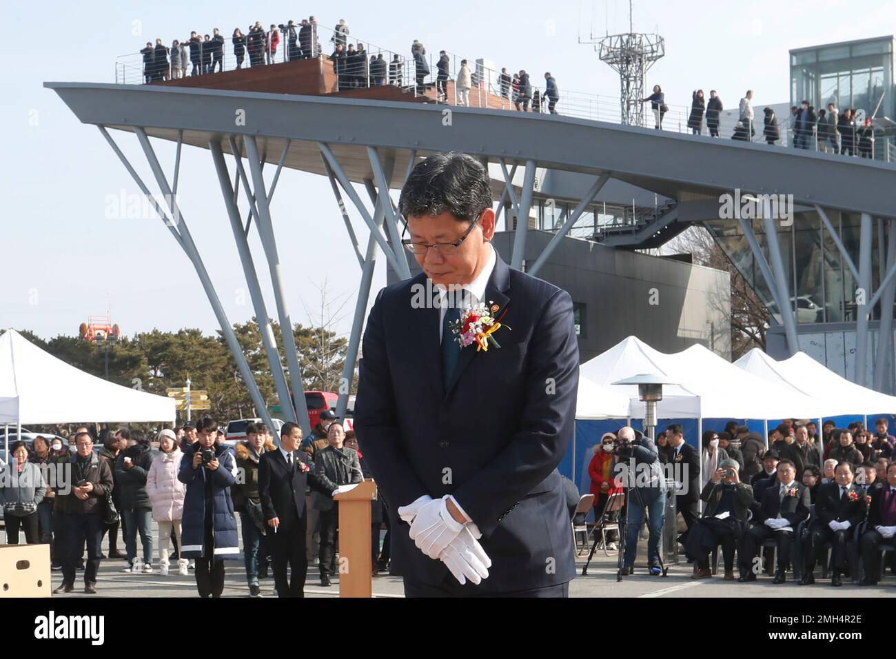 South Korean Unification Minister Kim Yeon-chul pays respects with ...