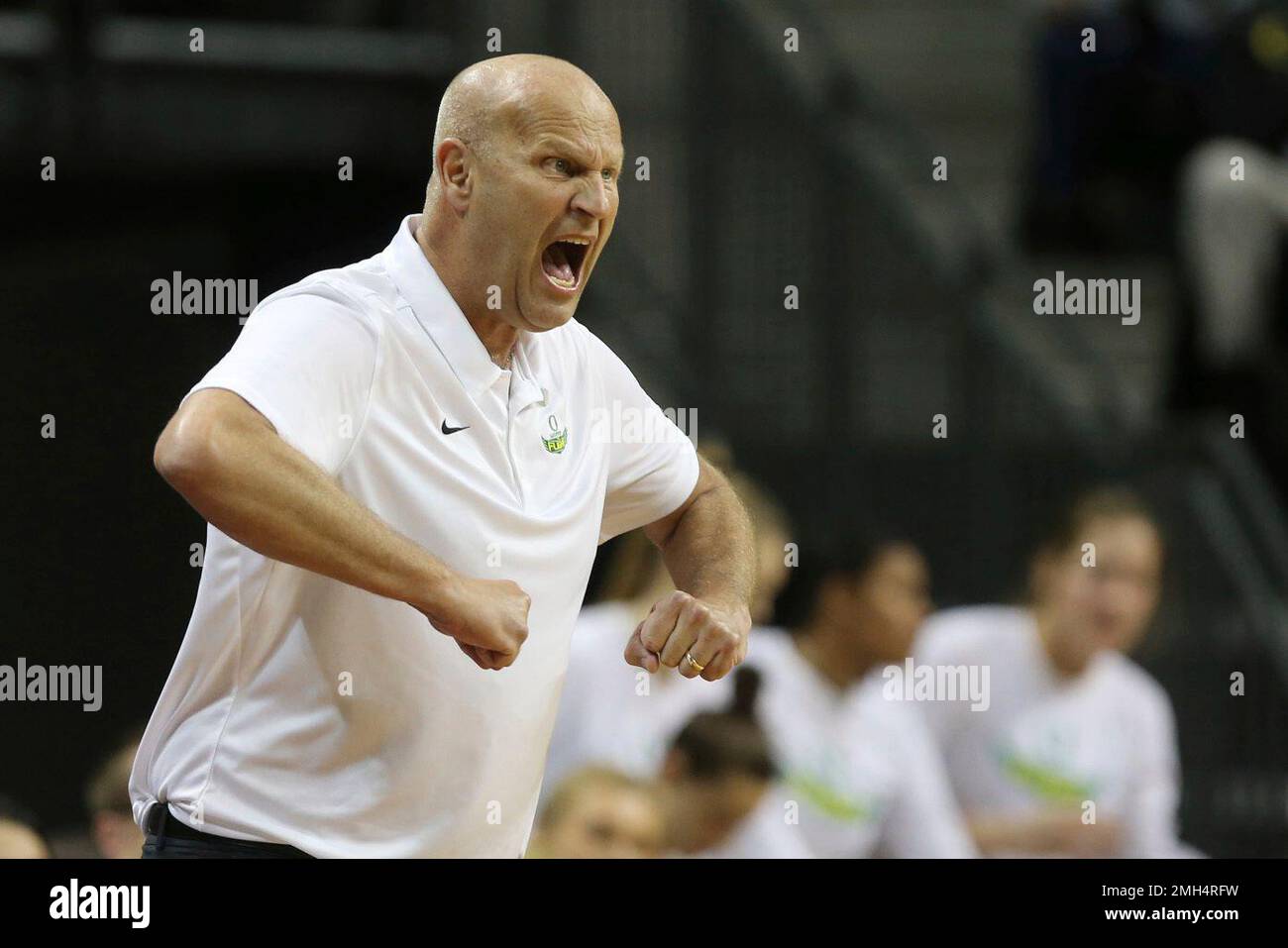 Oregon head coach Kelly Graves calls to his team during the first ...