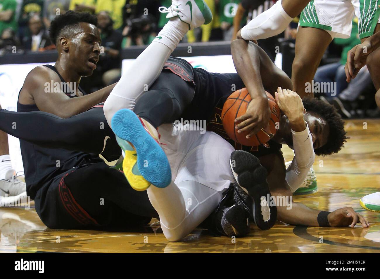 Southern California's Onyeka Okongwu, left, and Ethan Anderson, right ...