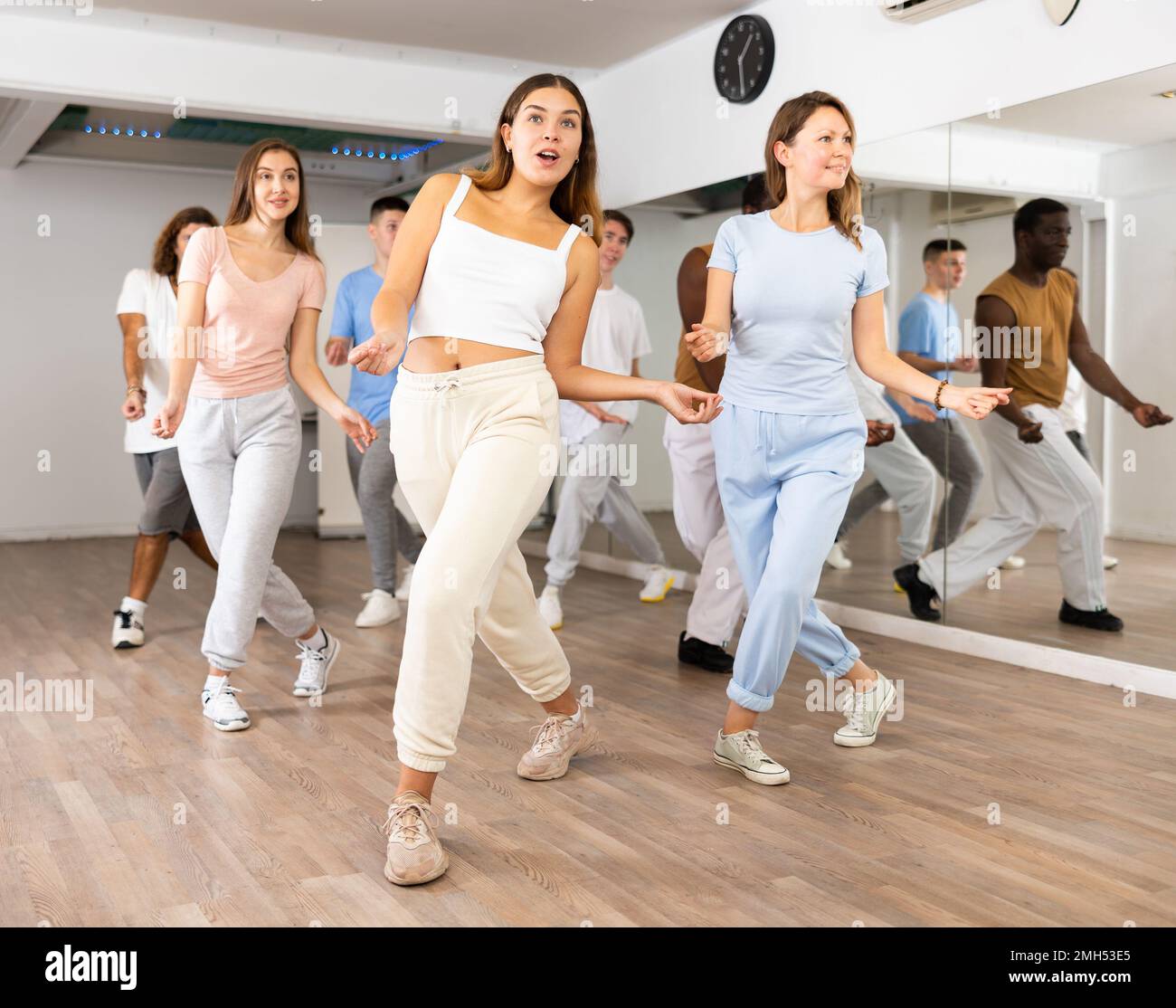 German modern dance hi-res stock photography and images - Alamy