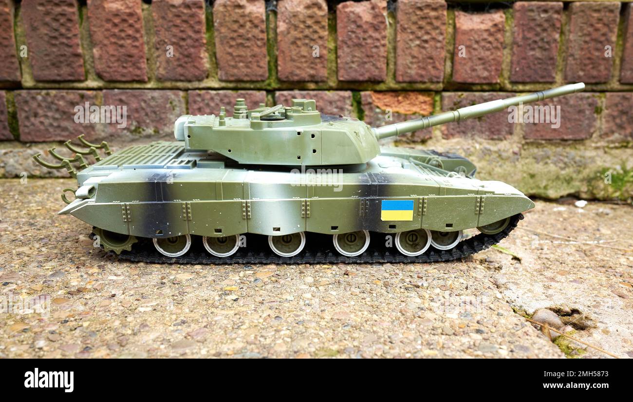 Modern Nato main battle tank with Ukraine flag Stock Photo - Alamy