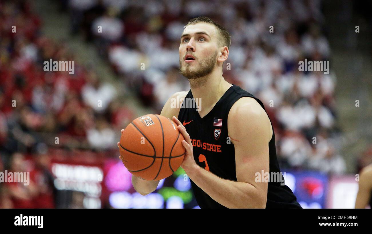 Oregon State forward Tres Tinkle prepares to shoot a free throw during ...