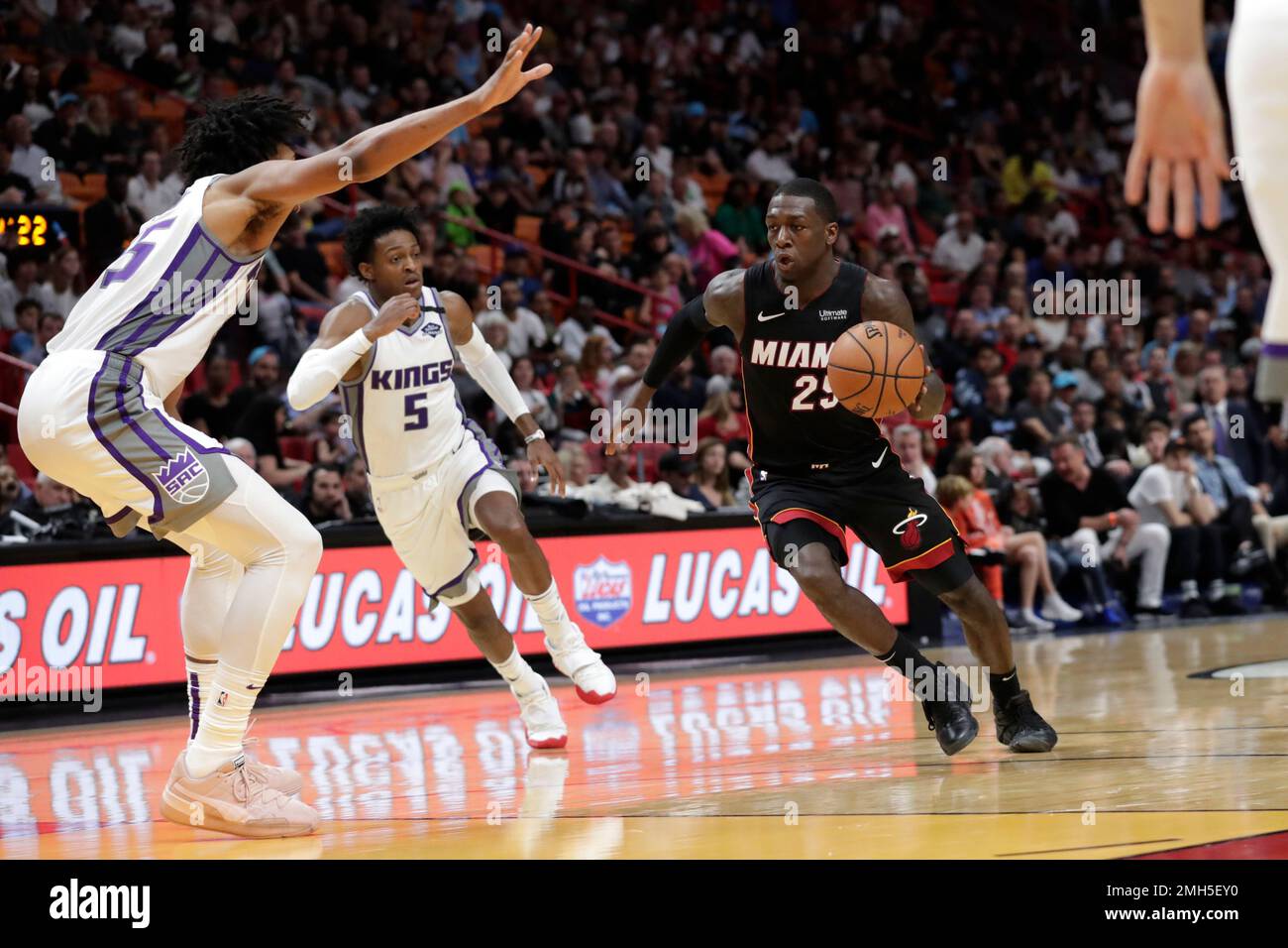 Miami Heat guard Kendrick Nunn (25) drives to the basket as Sacramento ...