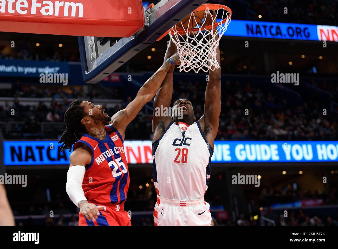 Washington Wizards center Ian Mahinmi (28) goes to the basket against ...
