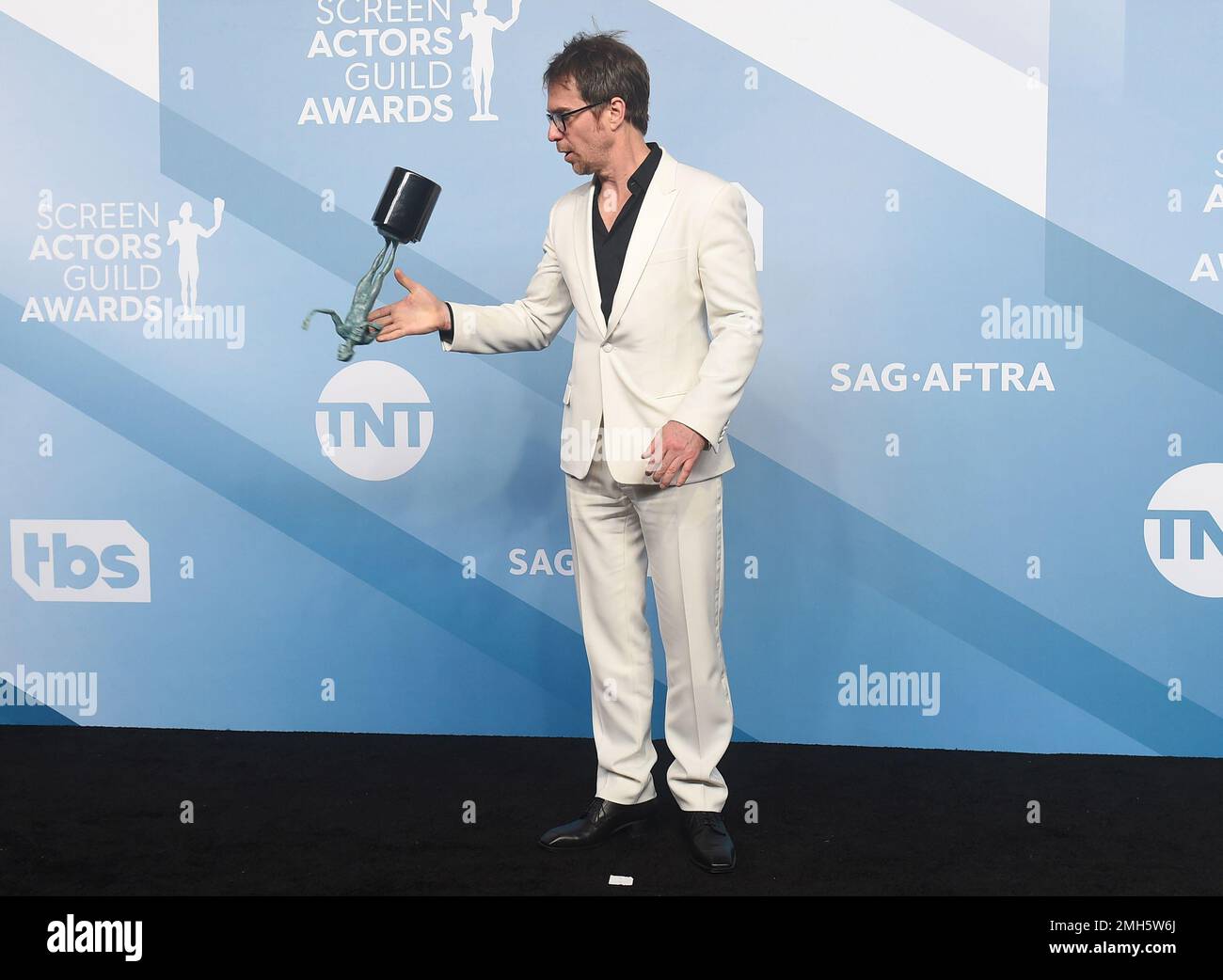 Sam Rockwell flips his award for outstanding performance by a male ...
