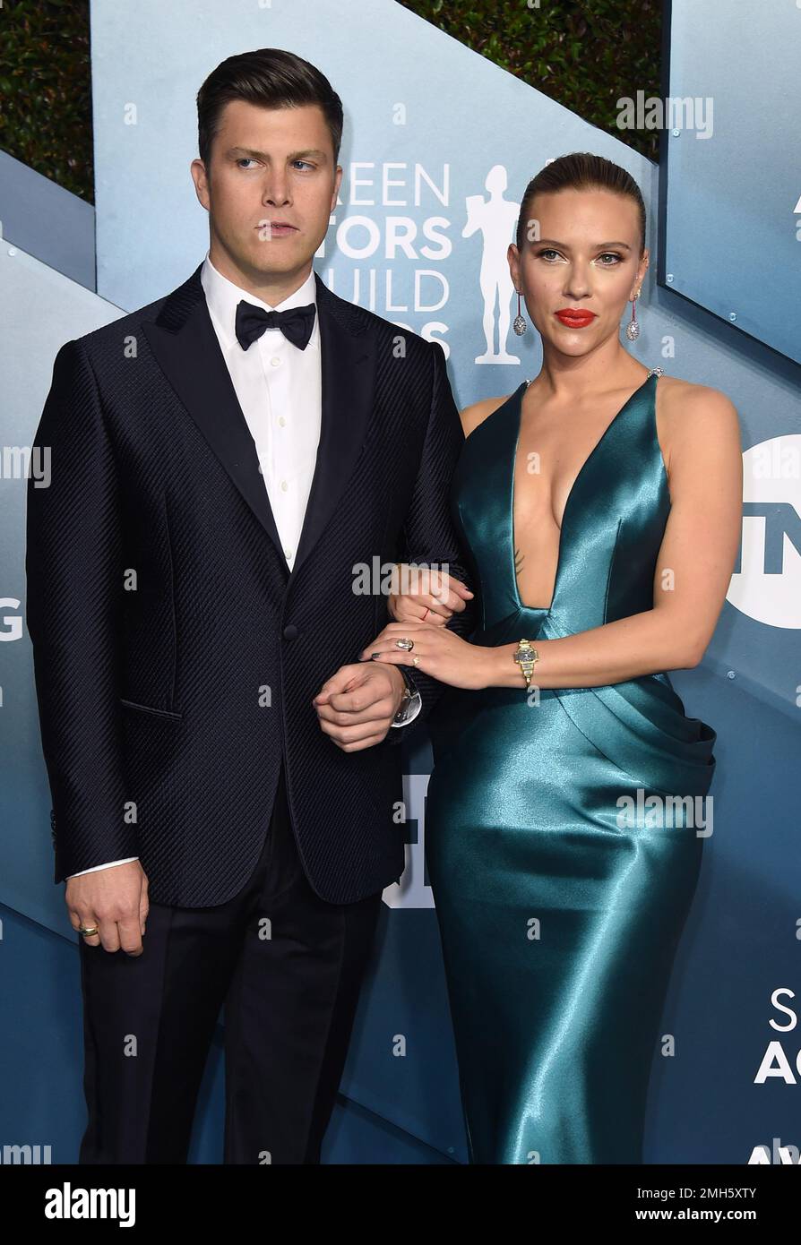 Colin Jost, left, and Scarlett Johansson arrive at the 26th annual ...