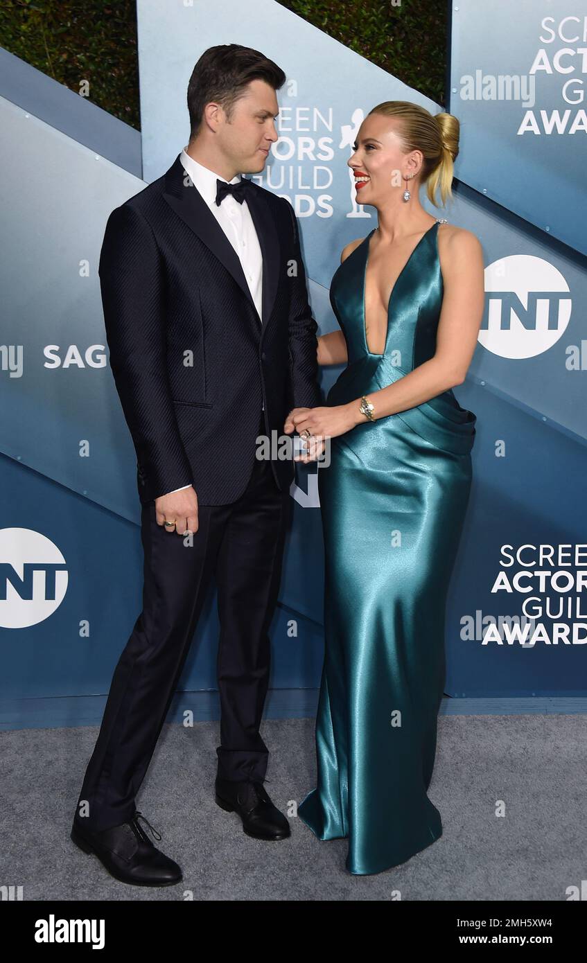 Colin Jost, left, and Scarlett Johansson arrive at the 26th annual ...