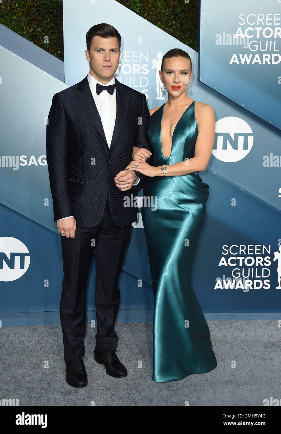 Colin Jost, left, and Scarlett Johansson arrive at the 26th annual ...