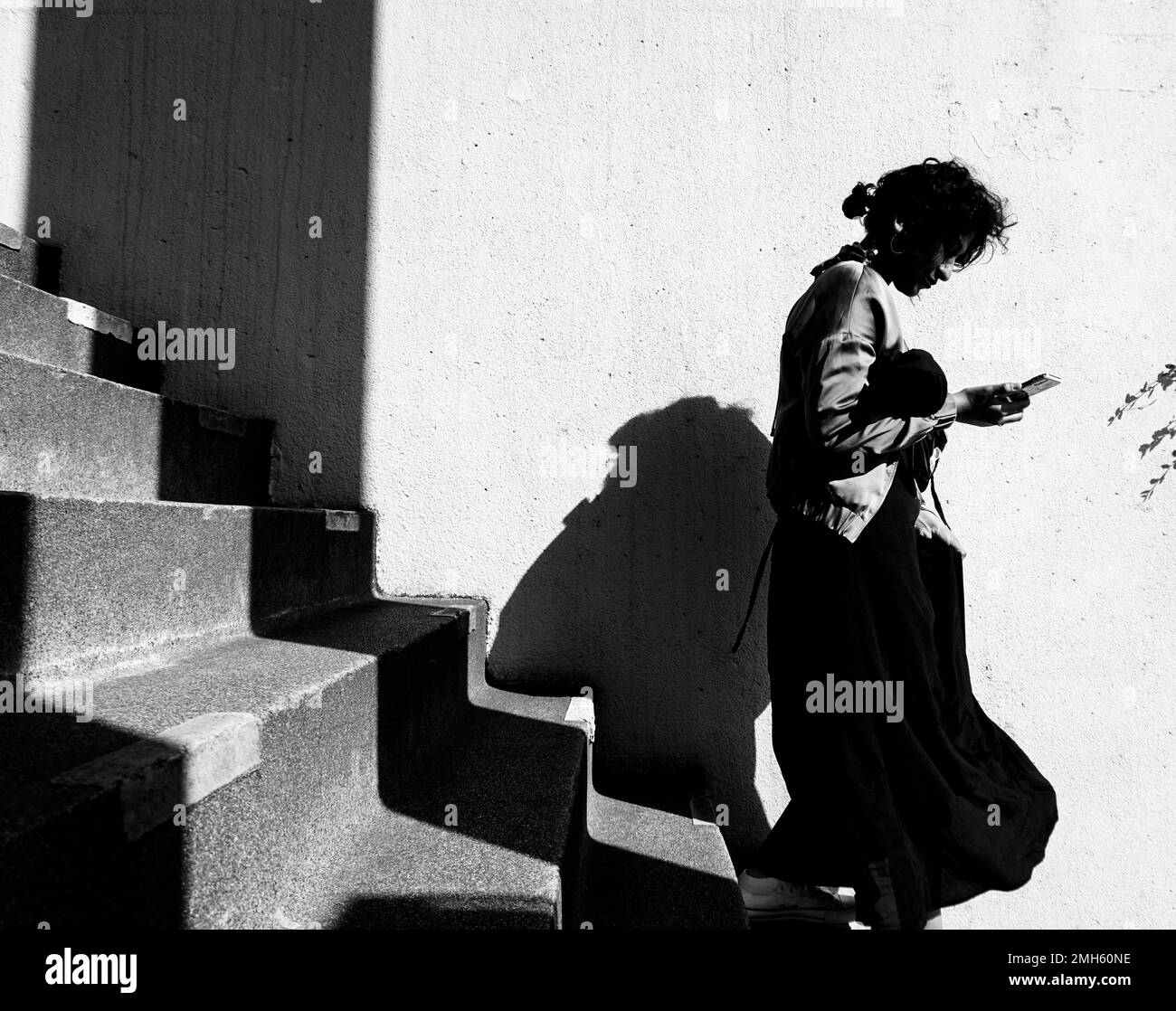 Silhouette portrait young woman standing Black and White Stock Photos ...