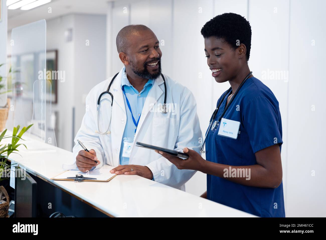 Female doctor tablet talking hi-res stock photography and images - Alamy