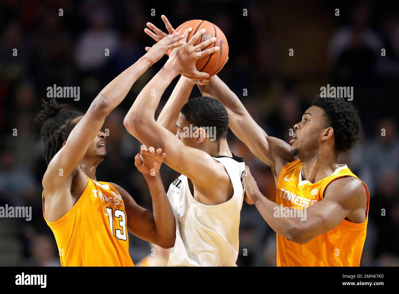 Vanderbilt forward Dylan Disu, center, is defended by Tennessee's Jalen ...