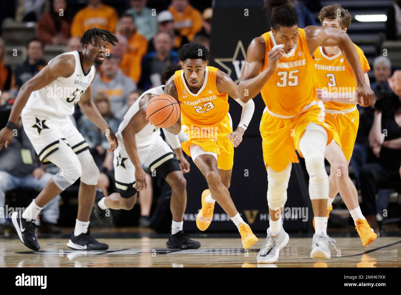 Tennessee guard Jordan Bowden (23) brings the ball up against ...