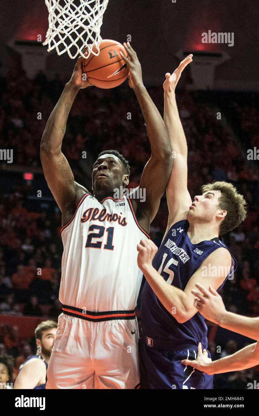 Illinois' Kofi Cockburn (21) goes to the basket as Northwestern's Ryan ...