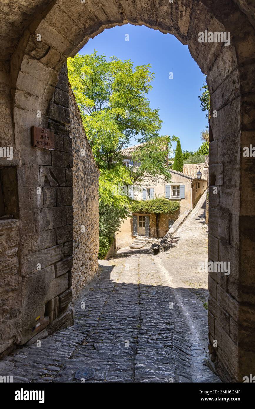 Gordes, Vaucluse, Provence-Alpes-Cote d'Azur, France. Narrow street in ...