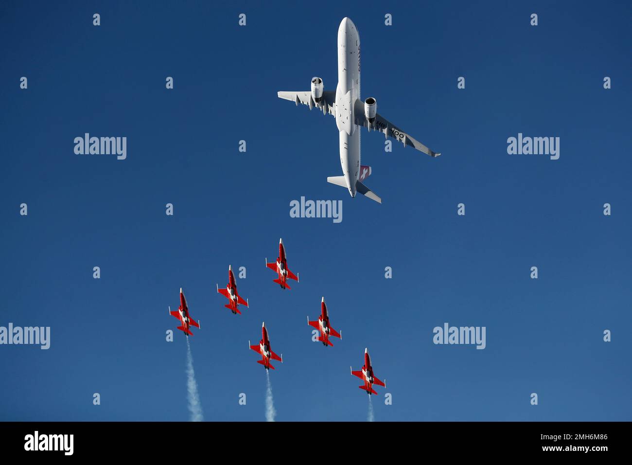 The Swiss acrobatic flying team "Patrouille Swiss" overflies Wengen ...