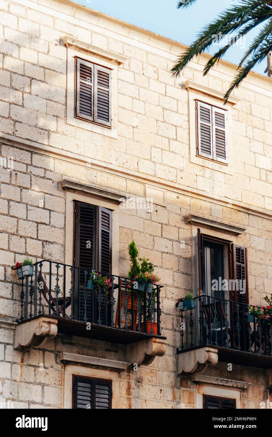 Fragment facade stone building hi-res stock photography and images - Alamy