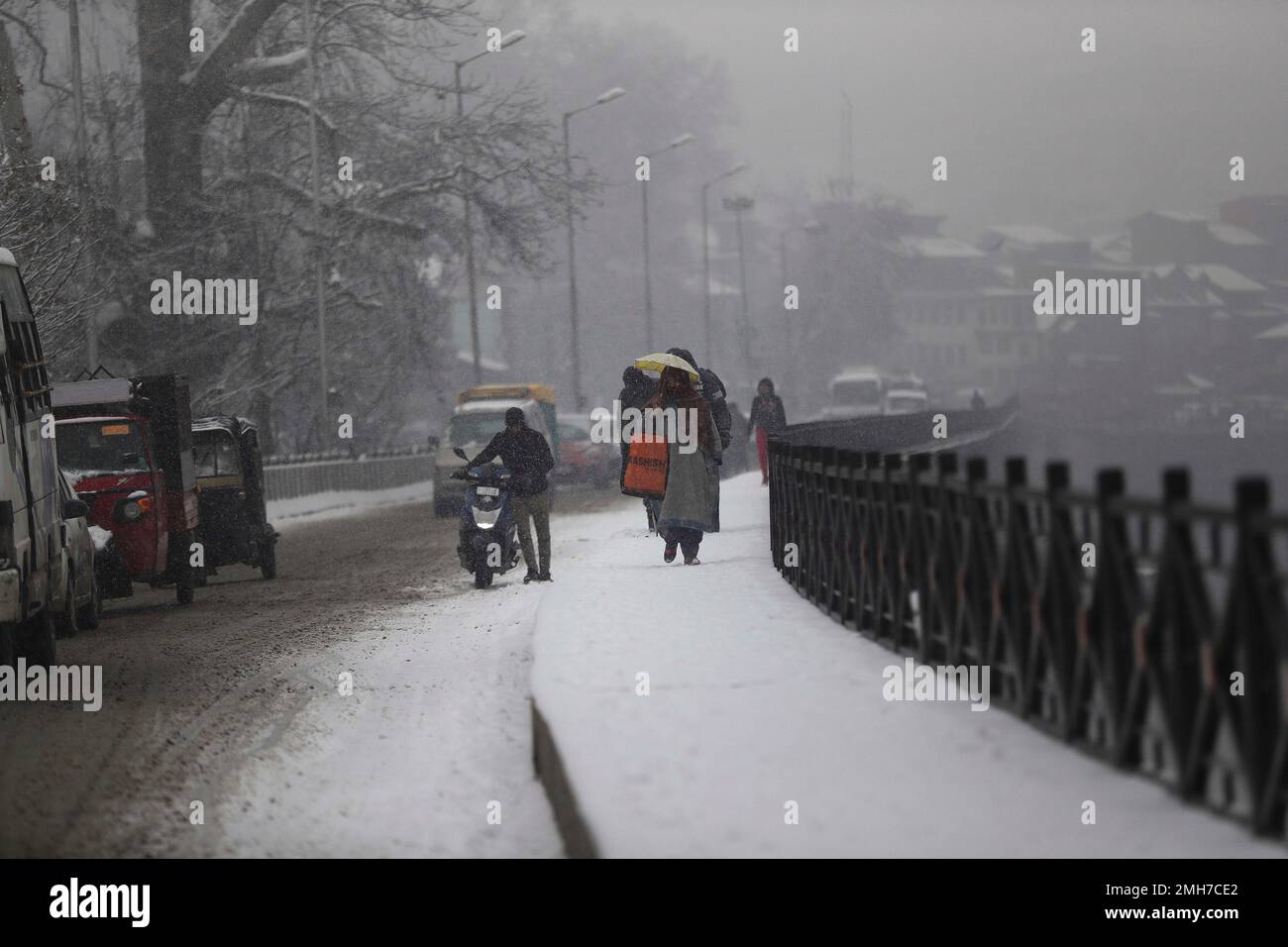 Kashmiris walk as it snows in Srinagar, Indian controlled Kashmir ...