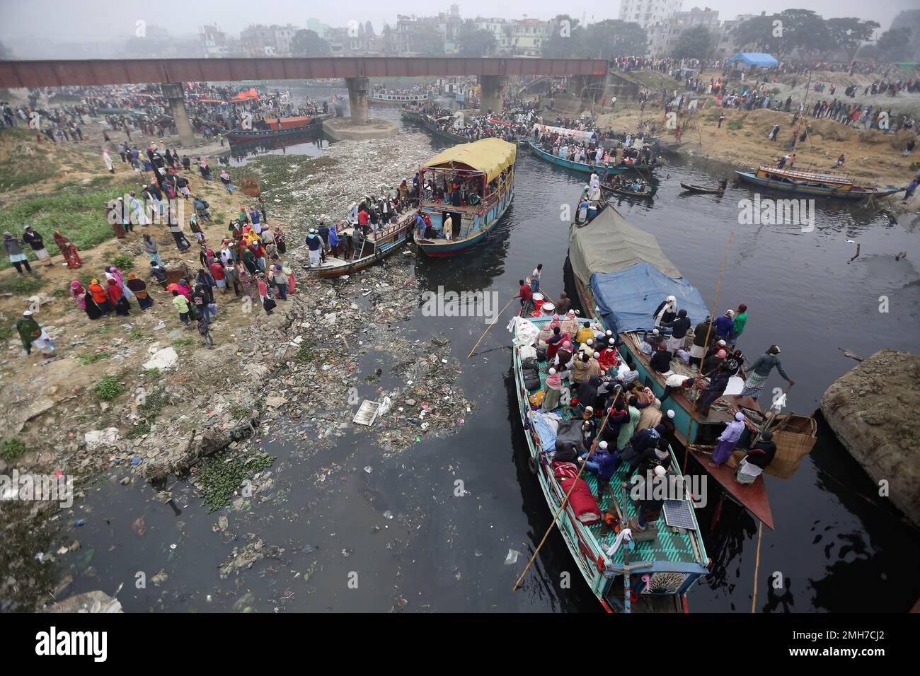 Bangladeshi Muslims take overcrowded boats in Turag river to return to ...