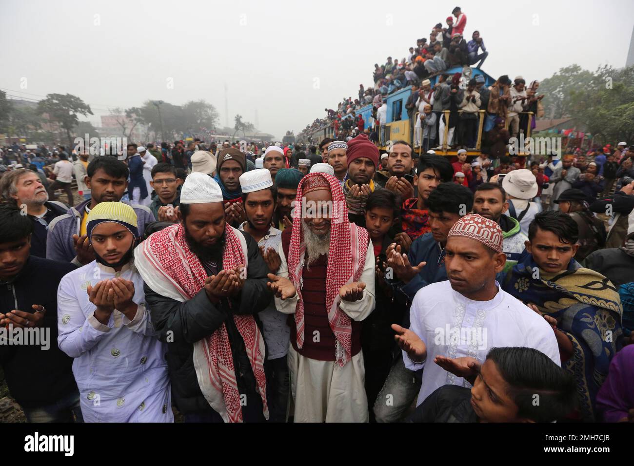 Bangladeshi Muslims pray before returning to their homes on the last ...