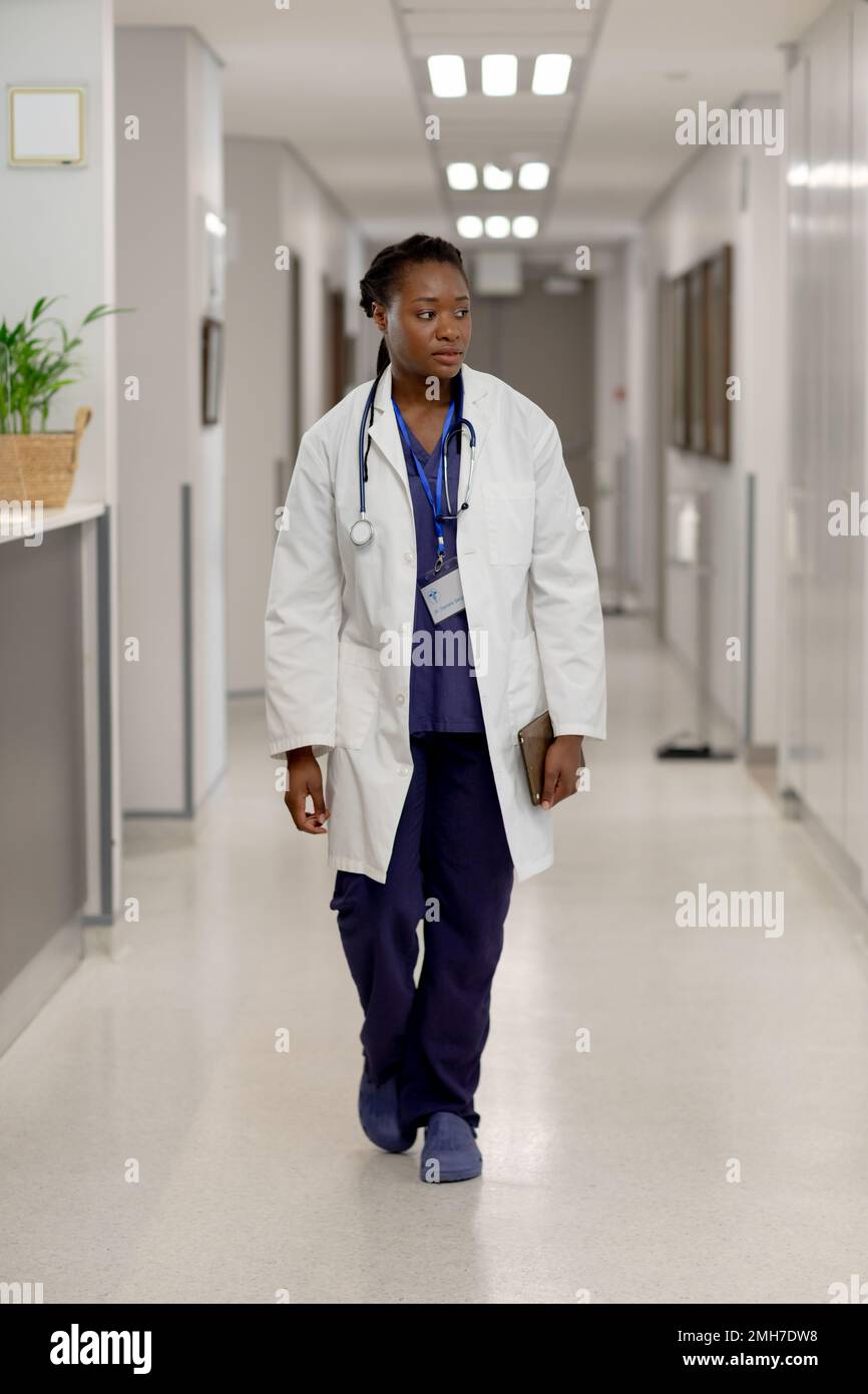 Doctor walking hospital hi-res stock photography and images - Alamy