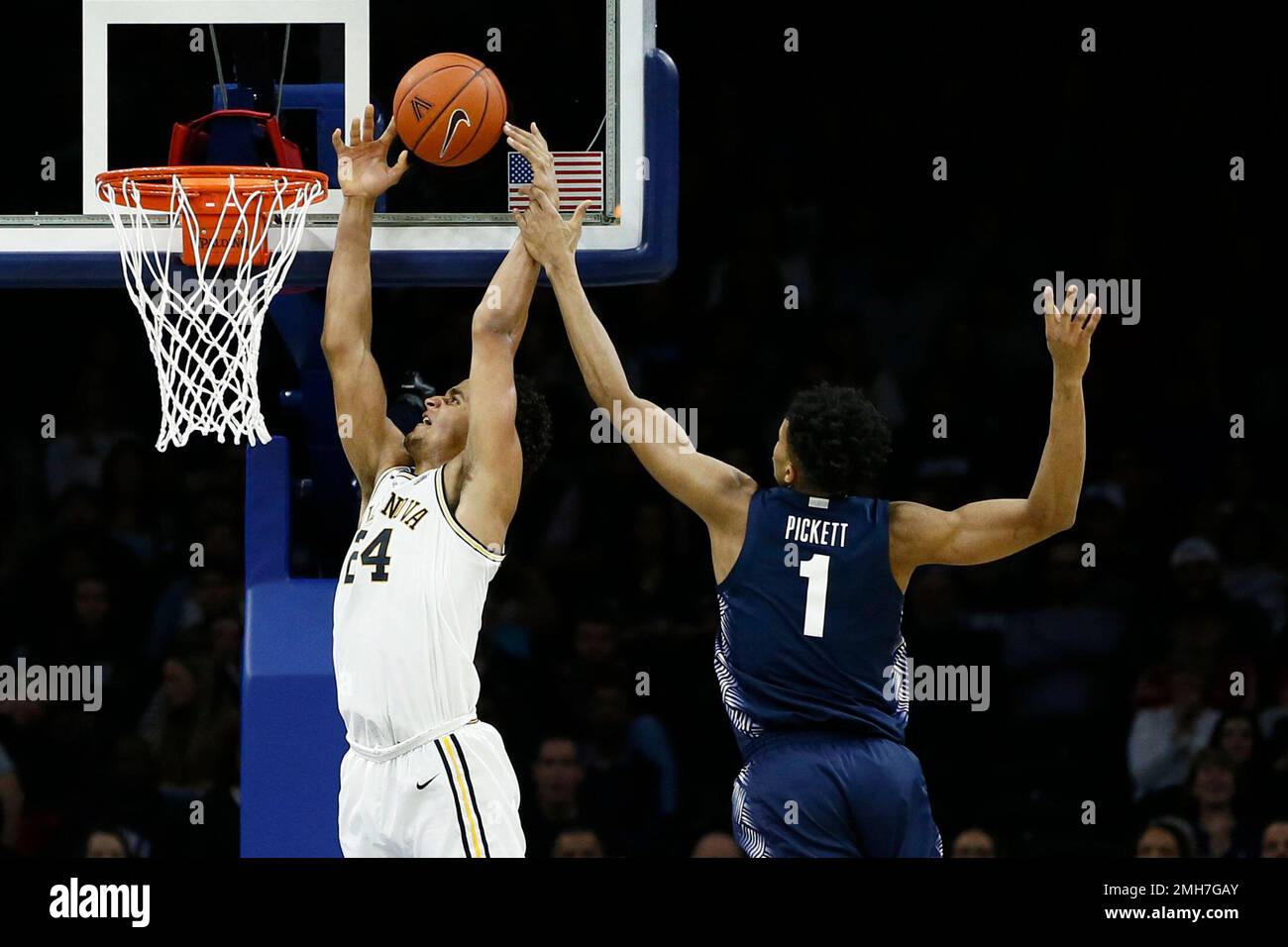 Villanova's Jeremiah Robinson-Earl, left, goes up for a shot against ...