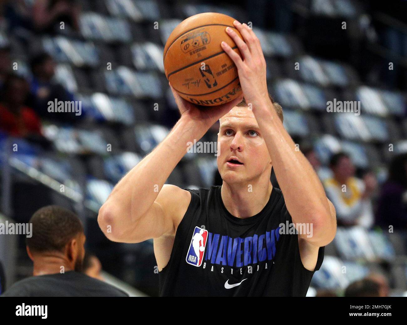 Dallas Mavericks forward Kristaps Porzingis (6) shoots during warmups ...
