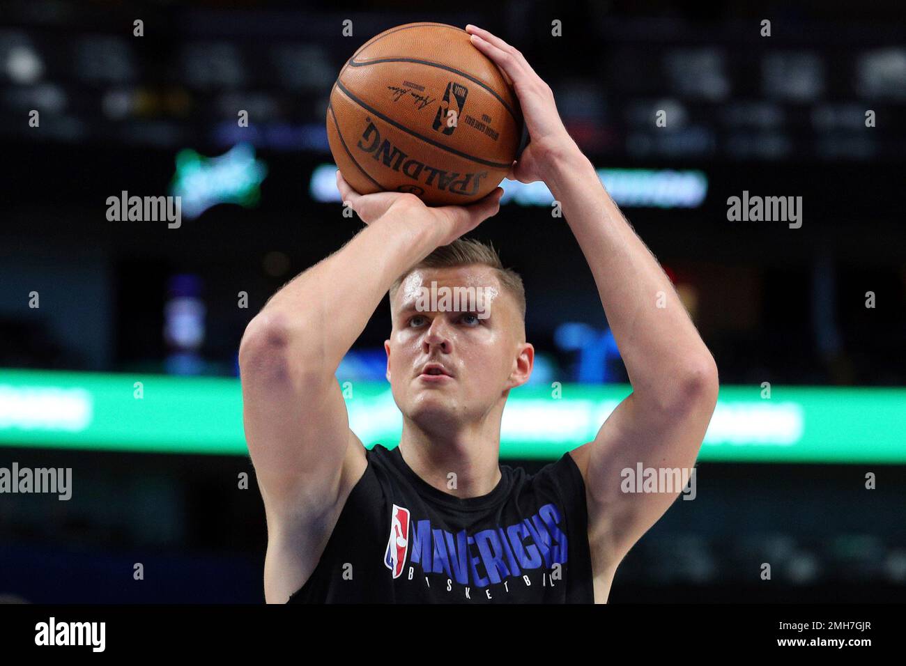 Dallas Mavericks forward Kristaps Porzingis (6) shoots during warmups ...