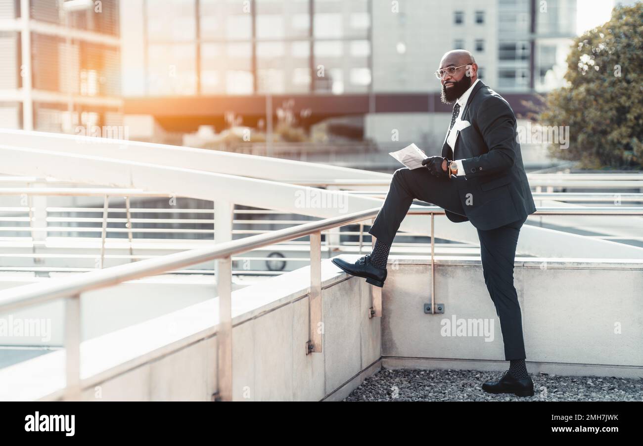 Businessman in tailored suit signing hi-res stock photography and ...