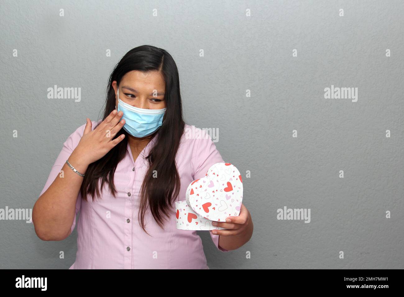 Valentine's day in contingency covid-19.latin woman with protection ...
