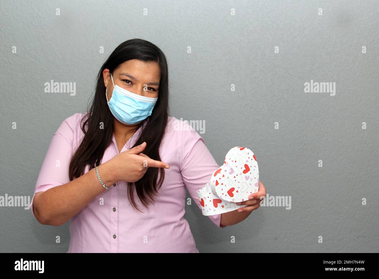 Valentine's day in contingency covid-19.latin woman with protection ...