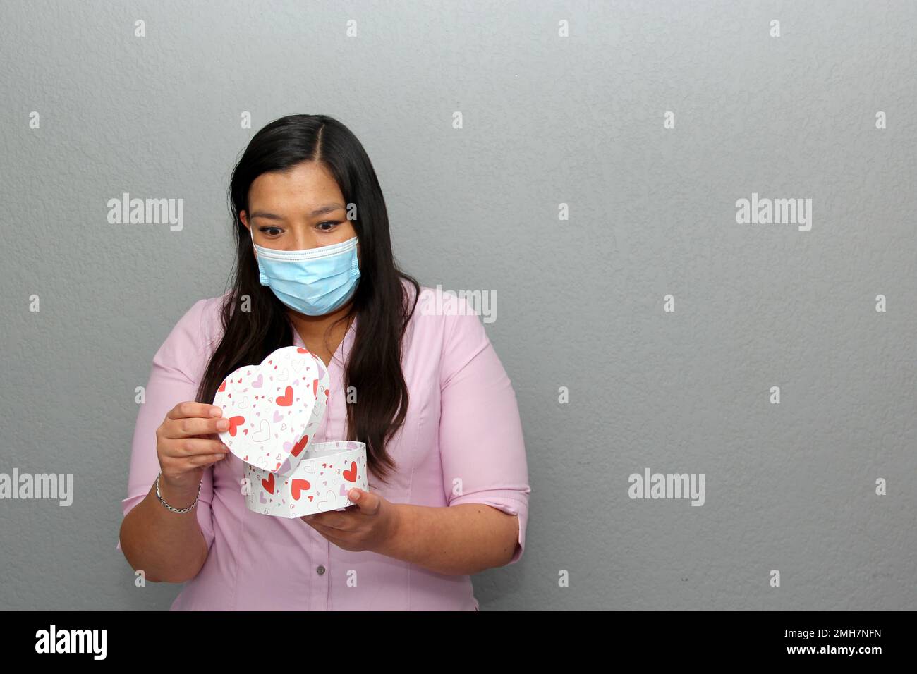 Valentine's day in contingency covid-19.latin woman with protection ...