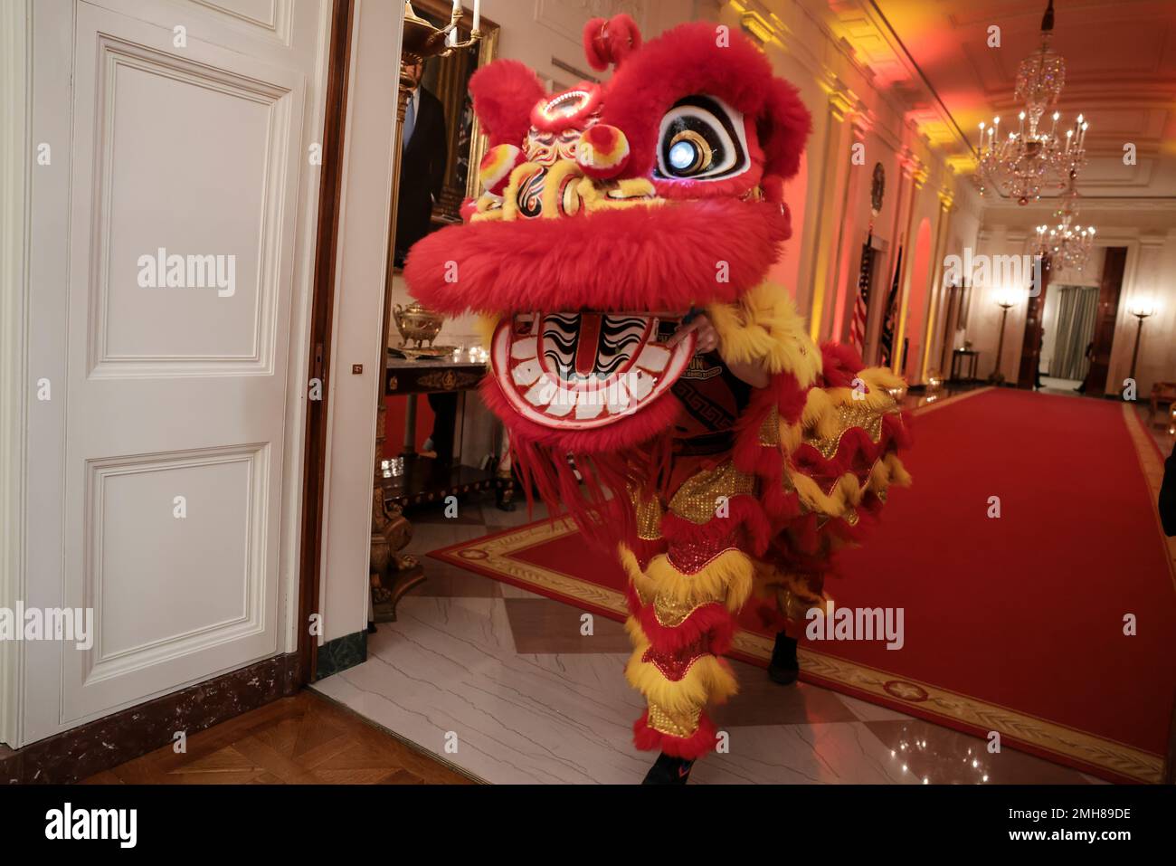 Choy wun lion dance troupe hi-res stock photography and images - Alamy