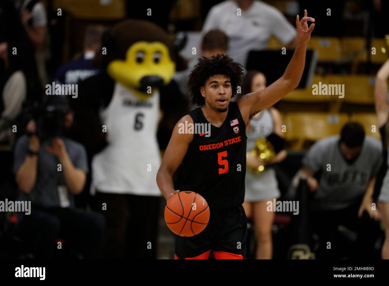 Oregon State guard Ethan Thompson (5) in the first half of an NCAA ...