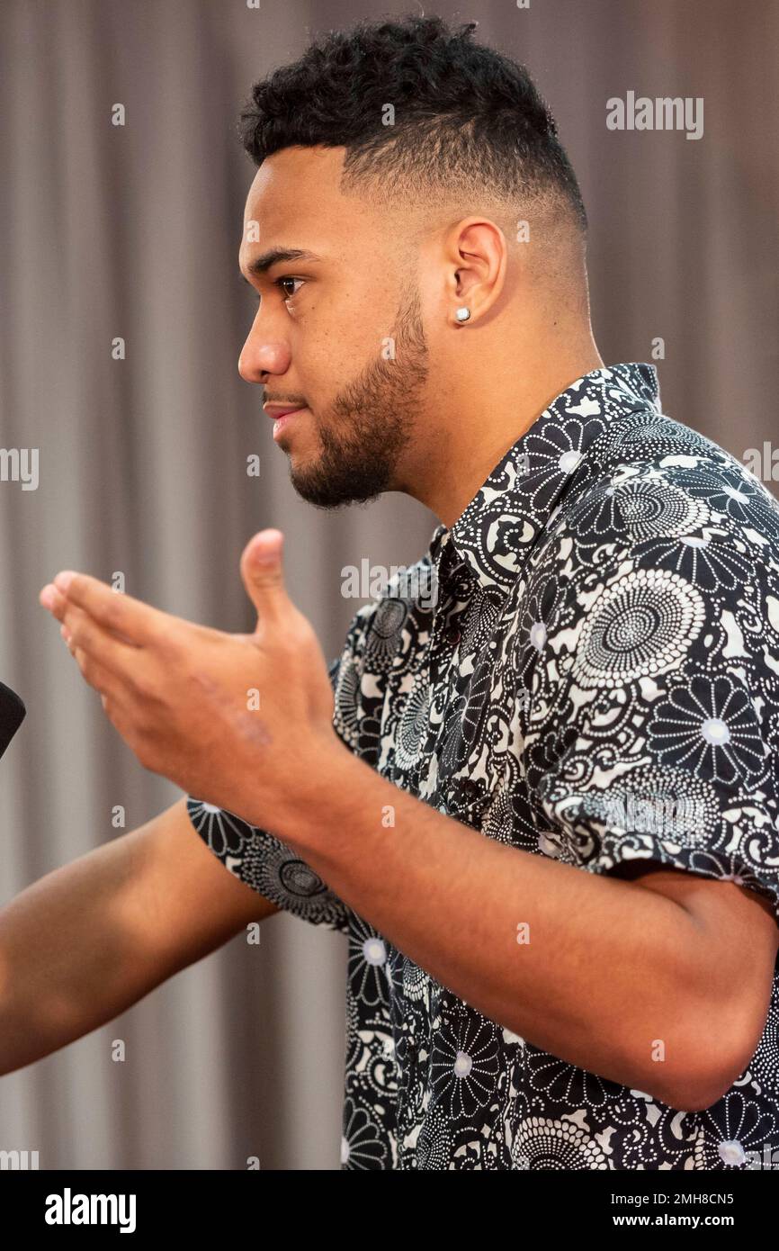 Alabama quarterback Tua Tagovailoa announces his intentions to declare ...