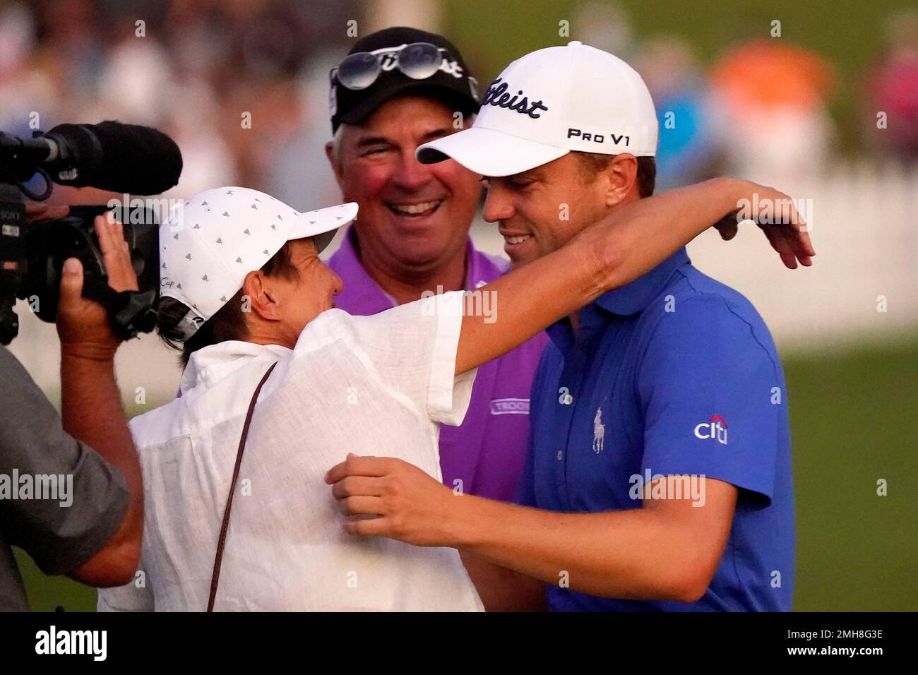 Justin Thomas hugs his mom, Jani Thomas, and dad, Mike Thomas, after ...