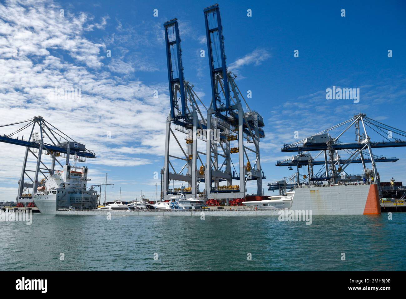 "Sinking ship" Yacht transprt vessel Yacht Express loading at Ports of ...