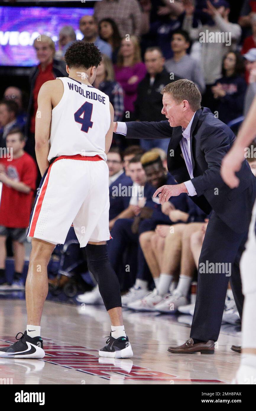 Gonzaga head coach Mark Few, right, speaks with guard Ryan Woolridge (4 ...