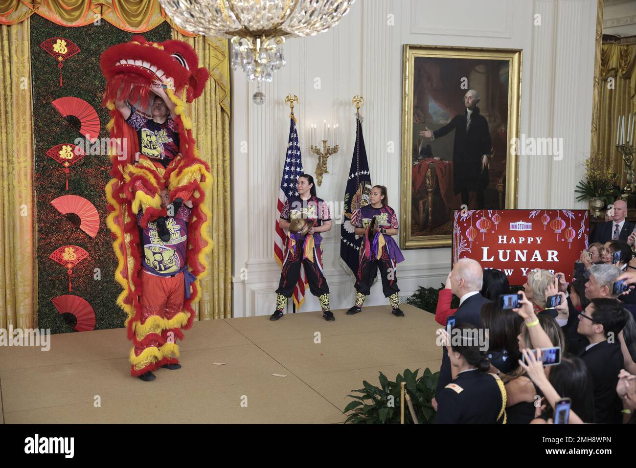 Choy wun lion dance troupe hi-res stock photography and images - Alamy