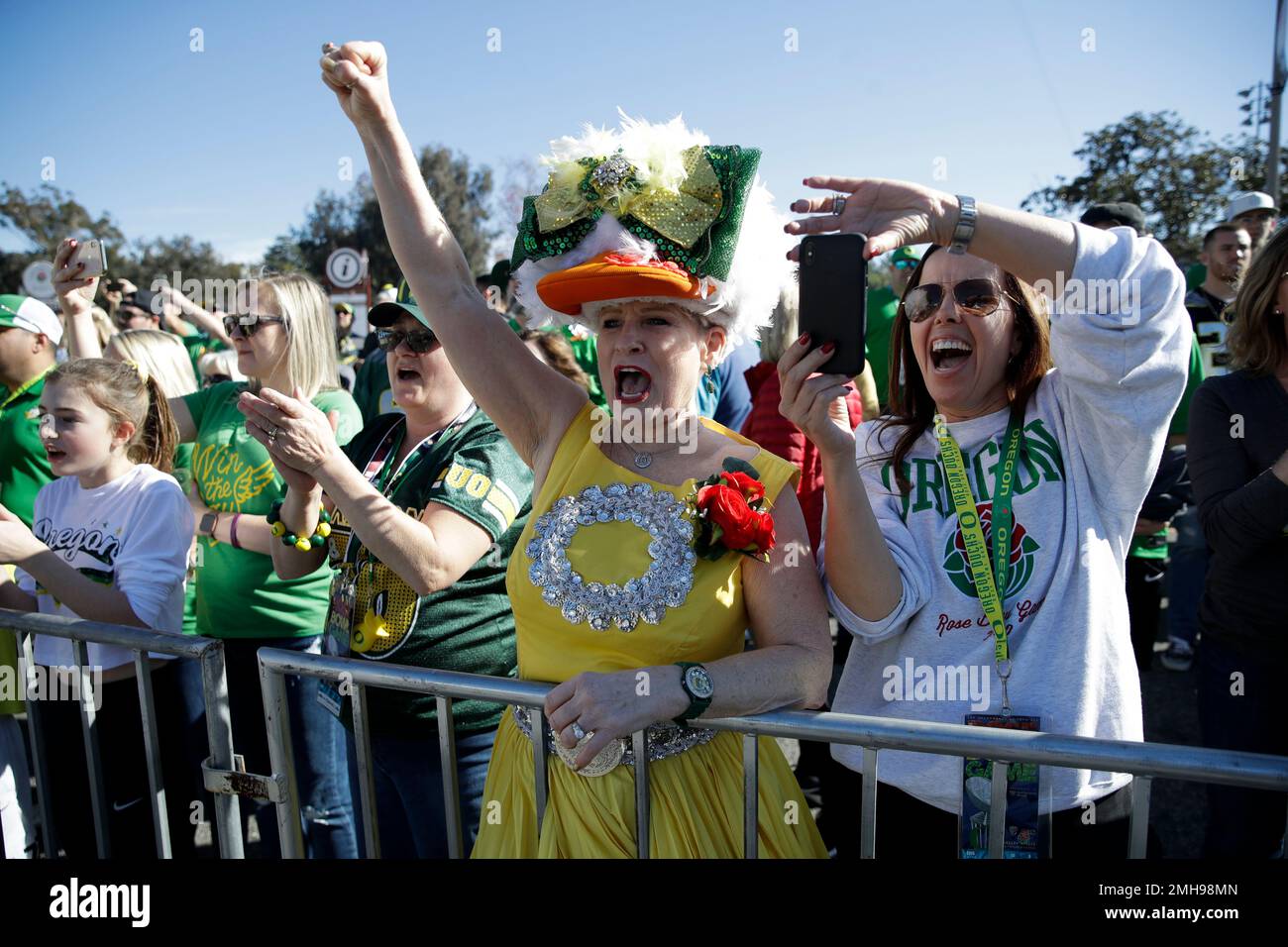 Oregon fans cheer as the team arrives for the Rose Bowl NCAA college ...