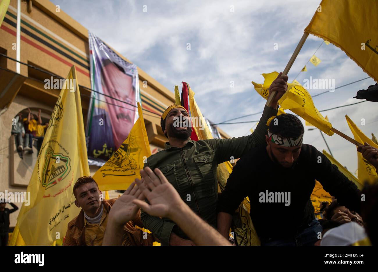 Palestinians celebrate the 55th anniversary of the Fatah movement ...