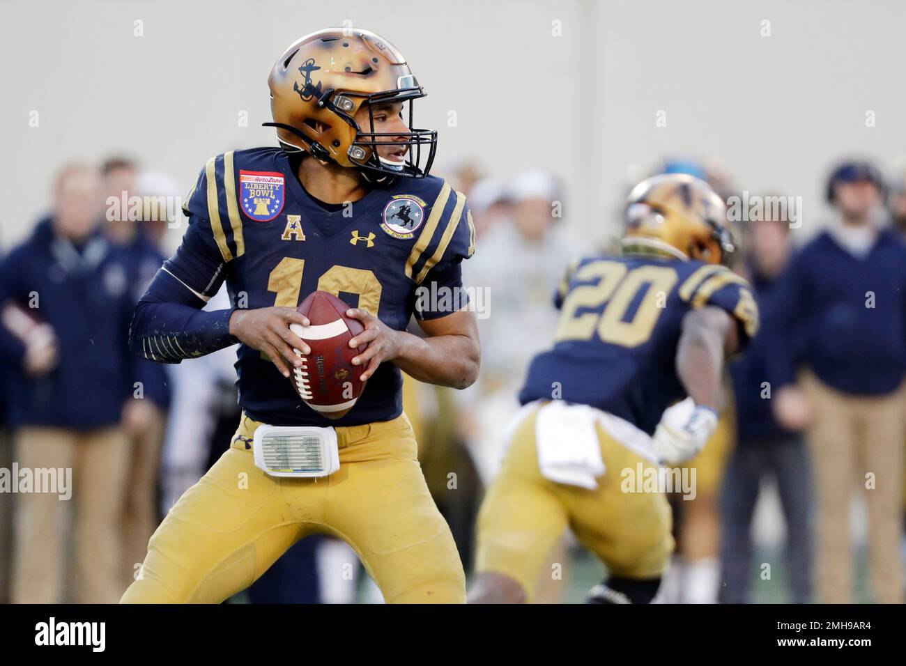 Navy quarterback Malcolm Perry (10) plays against Kansas State in the ...