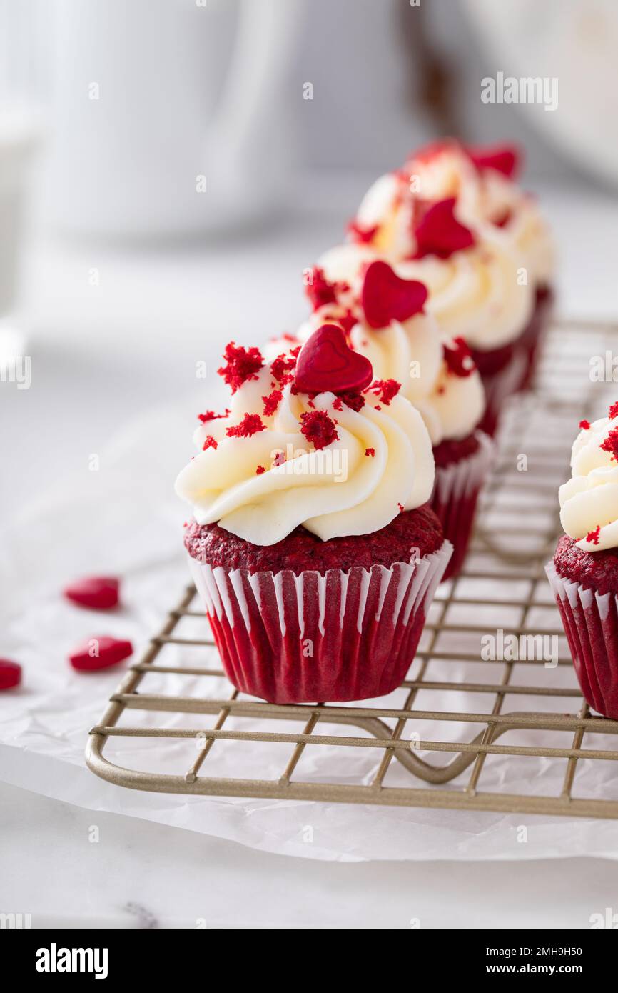 Red velvet cupcakes on a cooling rack Stock Photo - Alamy
