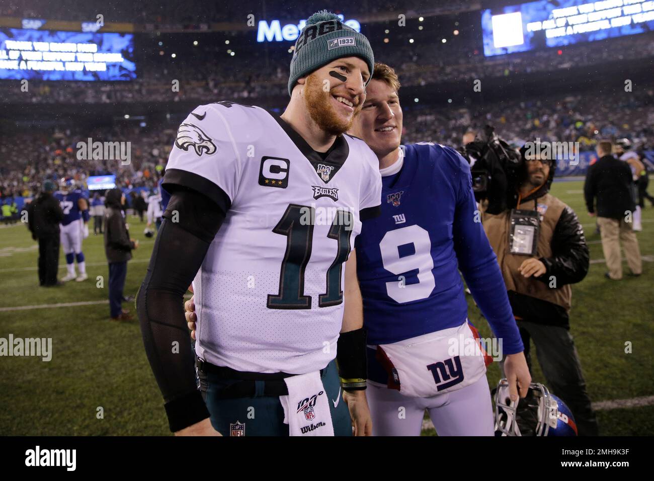 Philadelphia Eagles quarterback Carson Wentz (11) and New York Giants ...