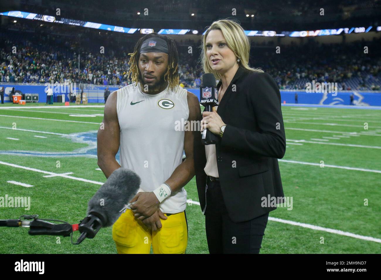 Stacey Dales, NFL network reporter, talks with Green Bay Packers ...