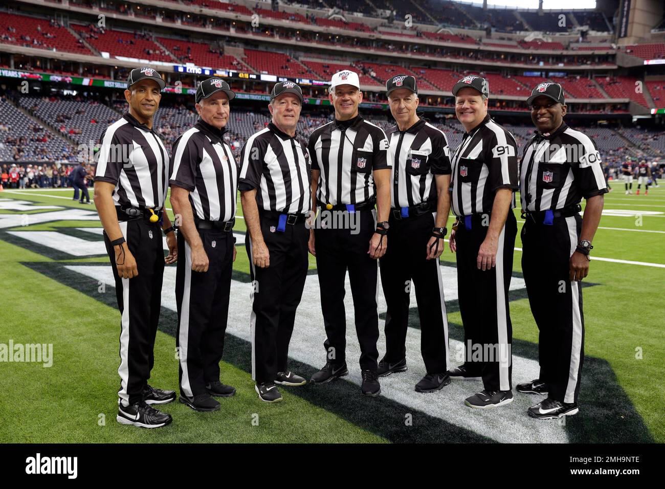 Officials, from left to right, field judge Jimmy Buchanan (86), back ...