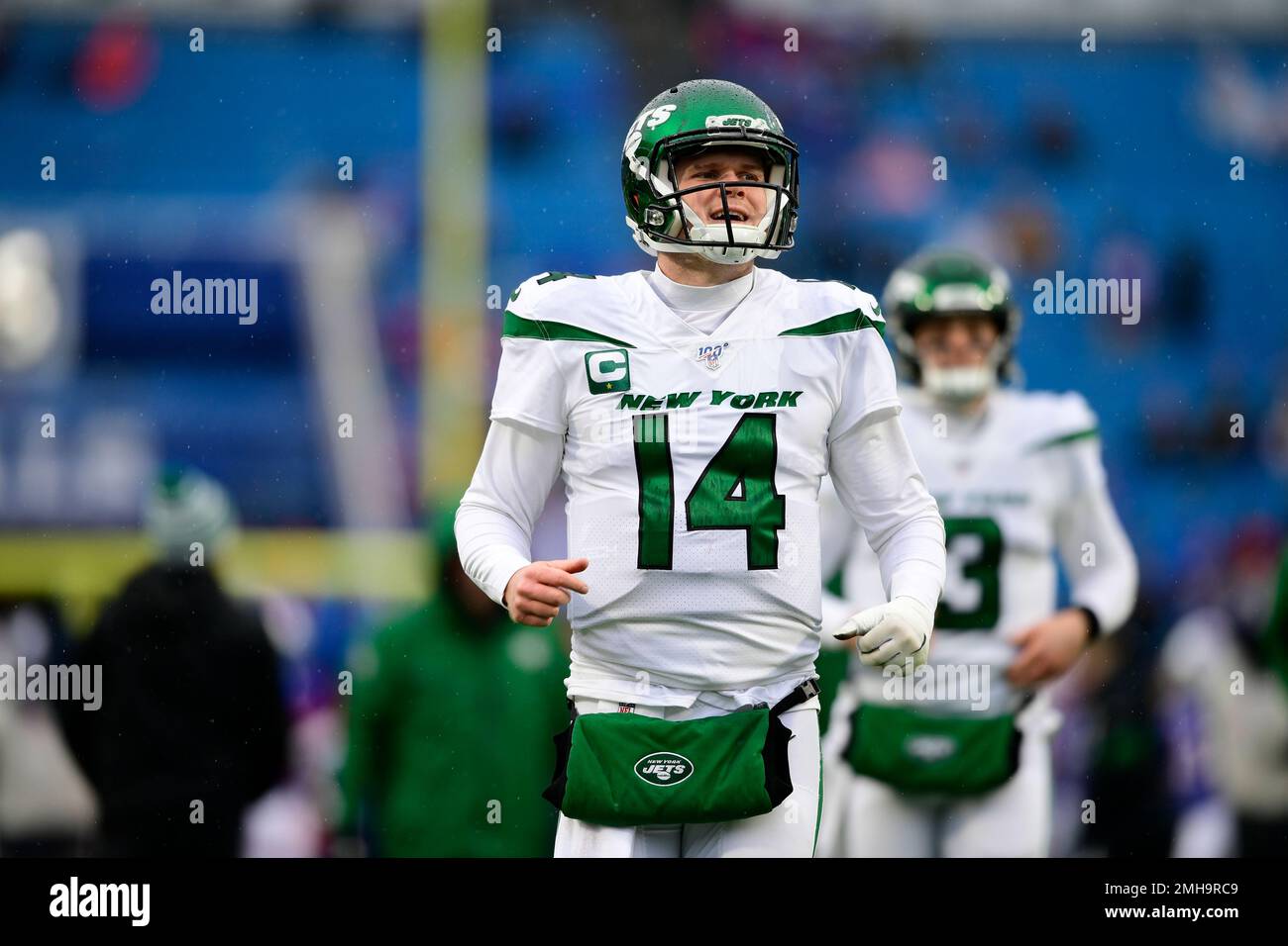 New York Jets quarterback Sam Darnold (14) warms up before an NFL ...