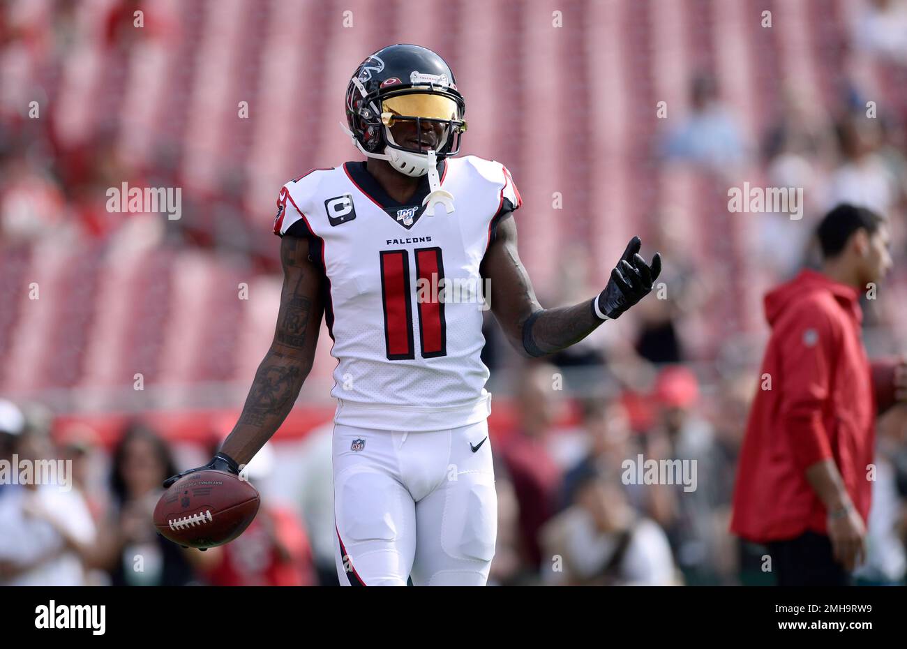 Atlanta Falcons wide receiver Julio Jones (11) warms up before an NFL ...
