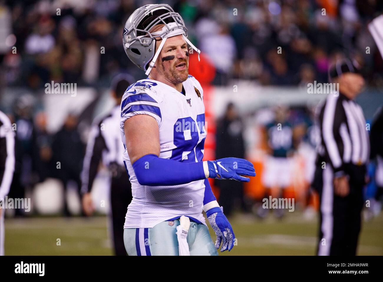 Dallas Cowboys tight end Jason Witten (82) looks on during the NFL ...