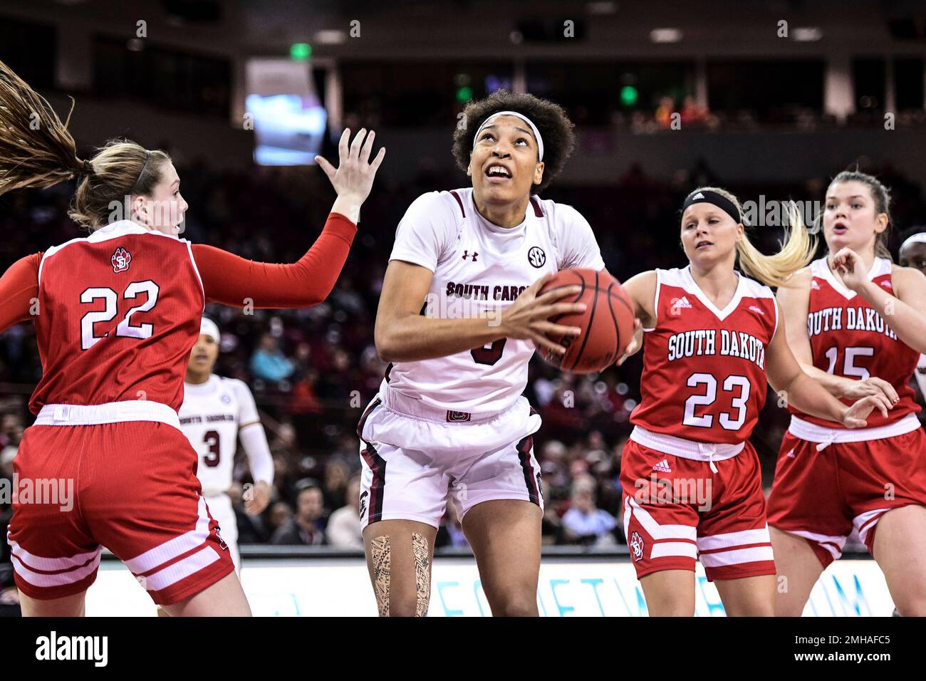 South Carolina forward Victaria Saxton (5) drives to the hoop against ...